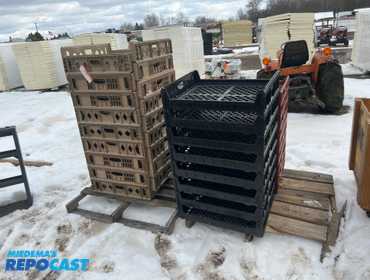 Repocast.com® | LOT OF 35 PLASTIC BREAD RACKS