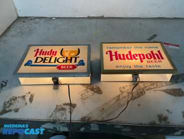 Repocast.com® | Lot of (2) vintage light up beer signs...