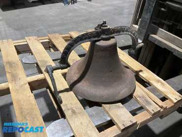 Repocast.com® | Antique Rusty Church/School Bell...