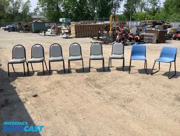 Repocast.com® | Lot of (6) stackable cushioned chairs...