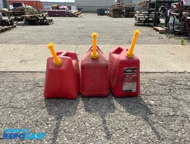 Repocast.com® | Lot of (3) 5-Gallon Plastic Gas Cans...