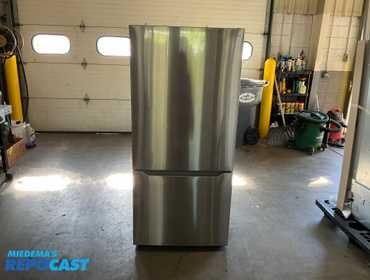 Repocast.com® | Insignia NS-RBM18SS0 Refrigerator Freezer